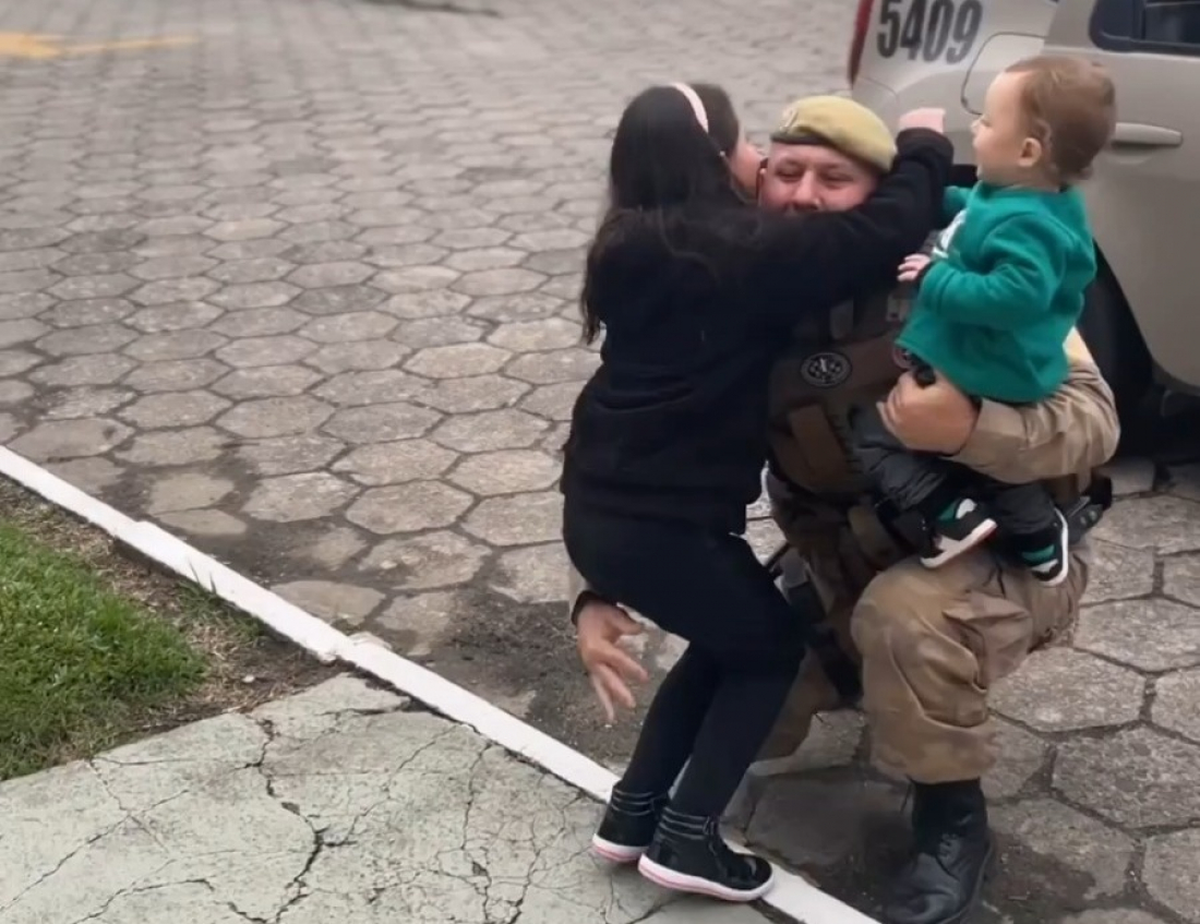 Emoção e gratidão: filha de policial presta homenagem ao Pai em vídeo ...