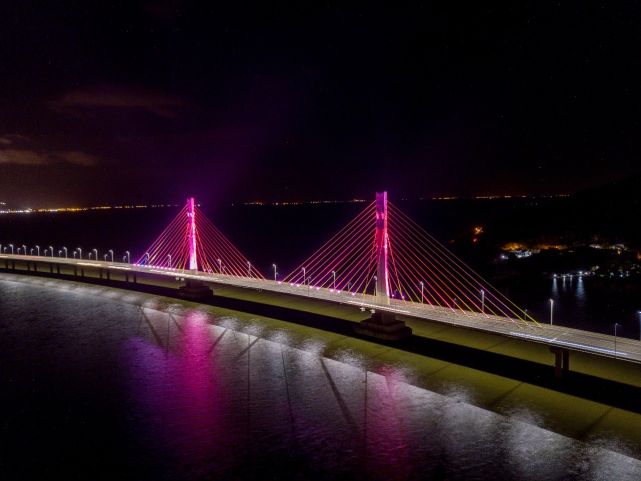 Ponte Anita Garibaldi destaca movimento Outubro Rosa em sua iluminação